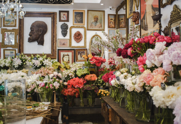 パリの花屋さん『Arôm Paris』でブーケを束ねてもらいました 見たことない魔法の色合わせ！ | KOLME flower ...